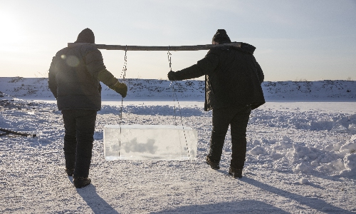 Workers collect ice from river in Mohe, NE China's Heilongjiang ...