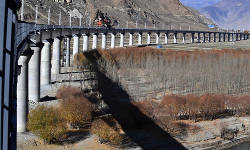 Rail-laying work for 4,615-meter-long bridge crossing Yarlung Zangbo ...