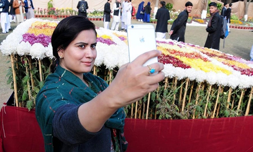 People visit chrysanthemum flower show in Pakistan's Peshawar - Global ...