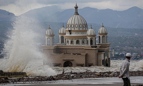 Indonesian people watch high wave at Palu Bay - Global Times
