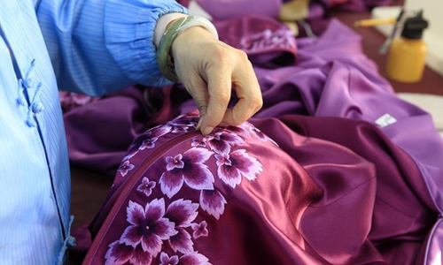 Pic story: inheritor of Laomeihua's Qipao making technique - Global Times