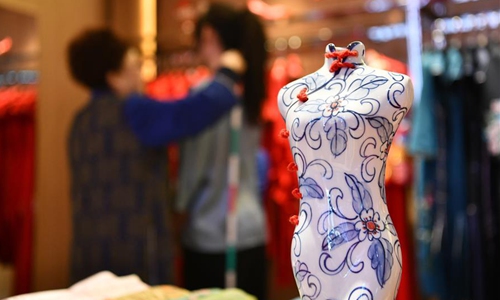 Pic story: inheritor of Laomeihua's Qipao making technique - Global Times