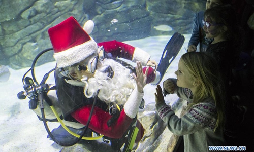 Santa Claus diving show in Toronto's aquarium - Global Times