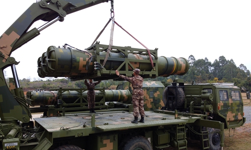 Soldiers load air-defense missiles - Global Times