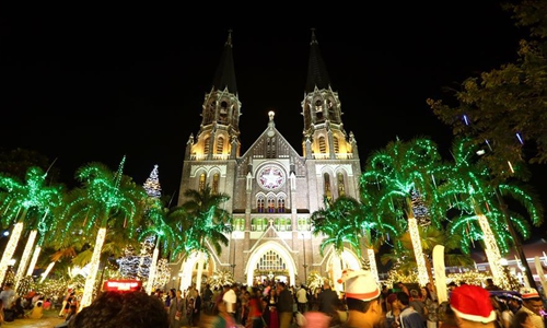 People take part in varied Christmas celebrations around world - Global ...
