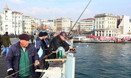 Fishing enthusiasts fish in Istanbul, Turkey - Global Times