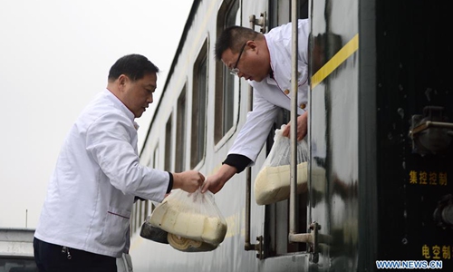 Spring Festival travel rush: chef prepares food for passengers on train ...