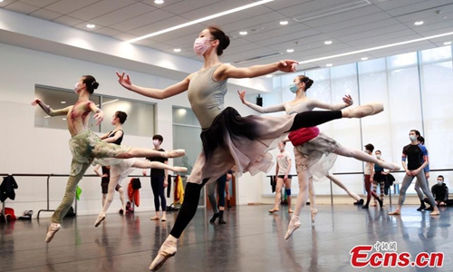 Shanghai ballet dancers train with masks on - Global Times