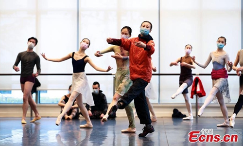 Shanghai ballet dancers train with masks on - Global Times