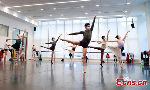 Shanghai ballet dancers train with masks on - Global Times