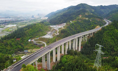 Yuezhaixi grand bridge of Jianhe-Rongjiang expressway under ...