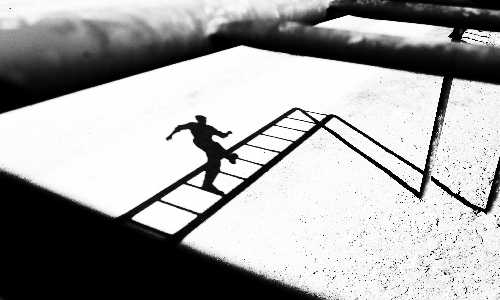 Soldiers navigate obstacles in team competition - Global Times