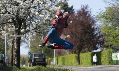 'Spider-Man' stuns netizens with wall-climbing skills - Global Times