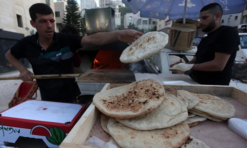 Palestinian baker prepares bread in Nablus - Global Times