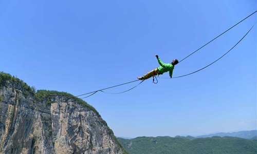 Man balances on highline at outdoor sports base in Hubei - Global Times