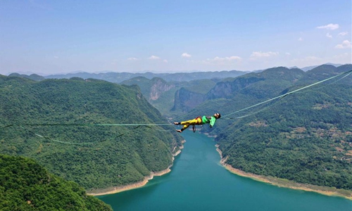 Man balances on highline at outdoor sports base in Hubei - Global Times