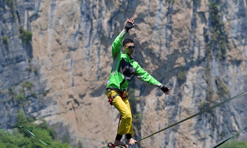 Man balances on highline at outdoor sports base in Hubei - Global Times