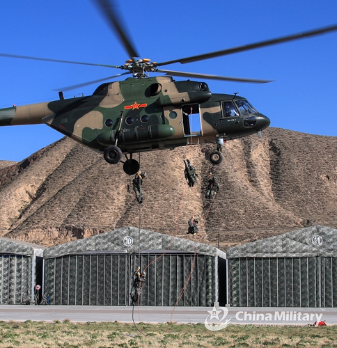 Soldiers fast-rope from hovering helicopters - Global Times