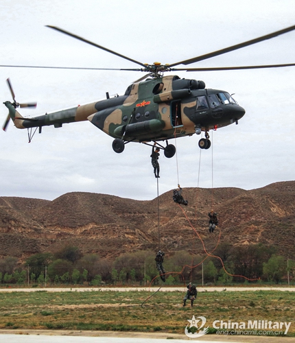 Soldiers fast-rope from hovering helicopters - Global Times