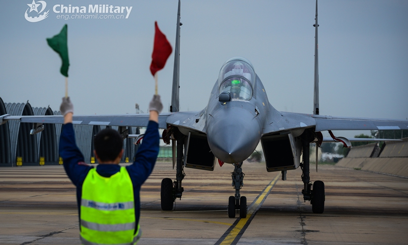 Ground crews use flags to guide fighters - Global Times