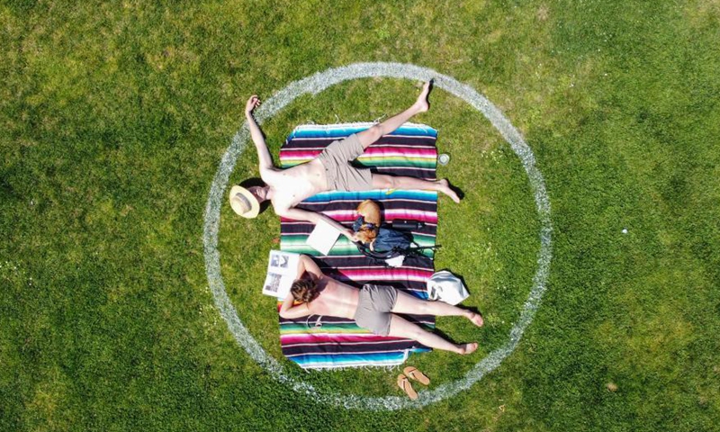 Social distancing circles drawn on grass at San Francisco parks ...