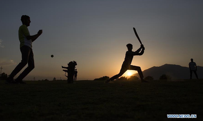 People play cricket at sunset in Indian-controlled Kashmir - Global Times