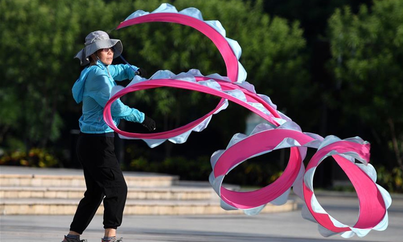 People play ribbon as morning exercises in Nanning, Guangxi - Global Times