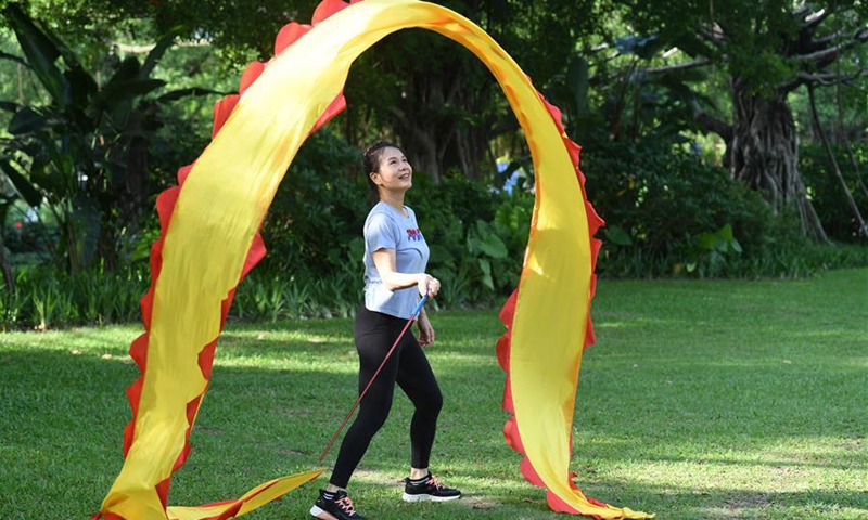People play ribbon as morning exercises in Nanning, Guangxi - Global Times