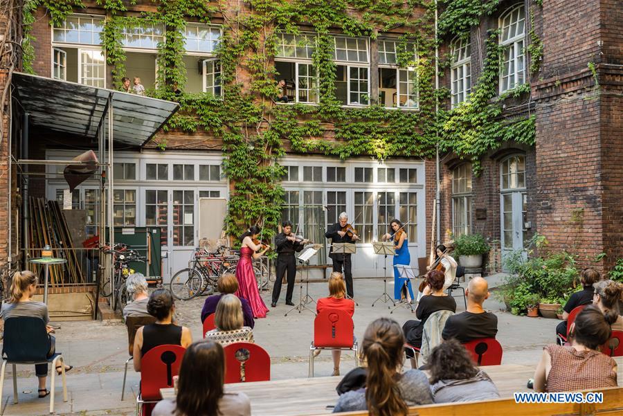 People enjoy backyard concert performed by Staatskapelle Berlin ...