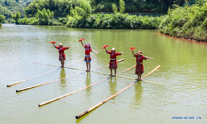 People perform single bamboo drifting on water in Chishui, SW China ...