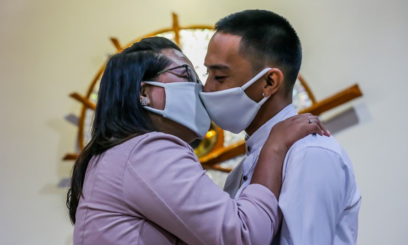 How people share a sweet kiss through face masks under COVID-19 ...