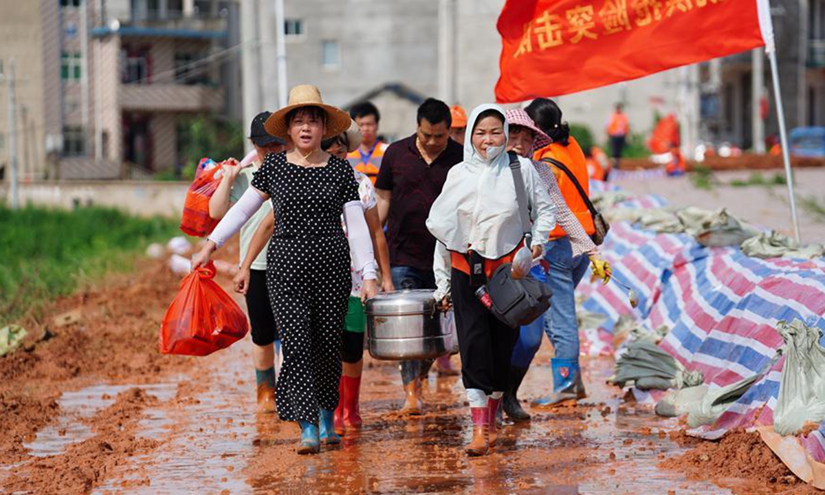 Elder women volunteers take part in fight against flood in Jiangxi ...
