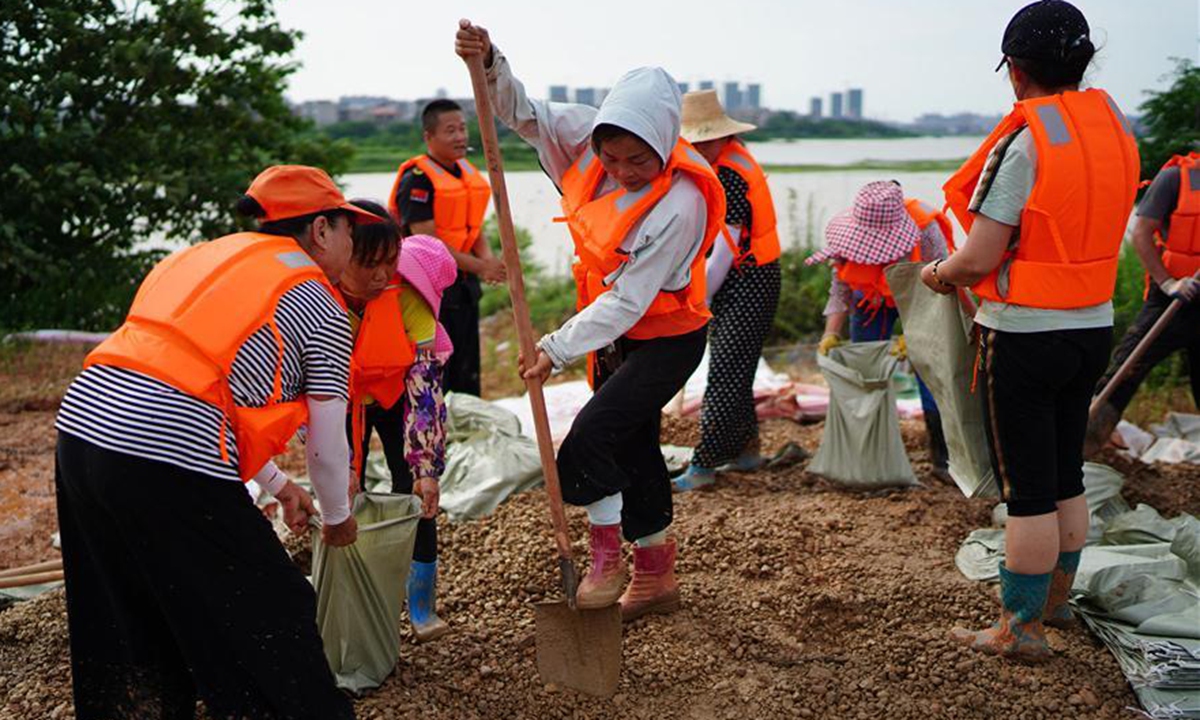 Elder women volunteers take part in fight against flood in Jiangxi ...