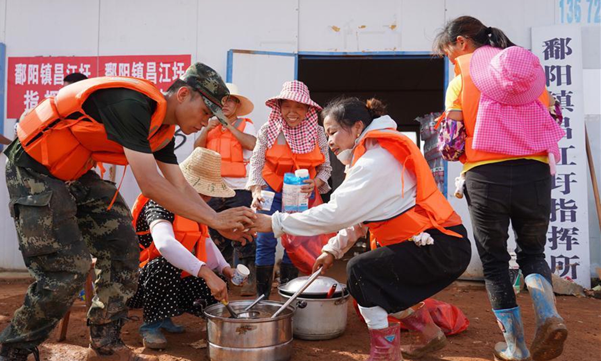 Elder women volunteers take part in fight against flood in Jiangxi ...