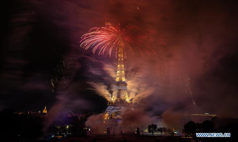 Fireworks light up sky over Eiffel Tower to celebrate Bastille Day ...