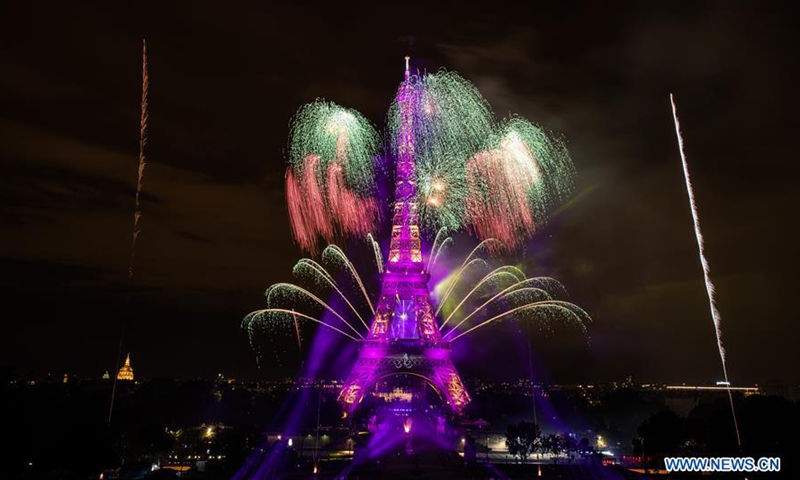 Fireworks light up sky over Eiffel Tower to celebrate Bastille Day ...