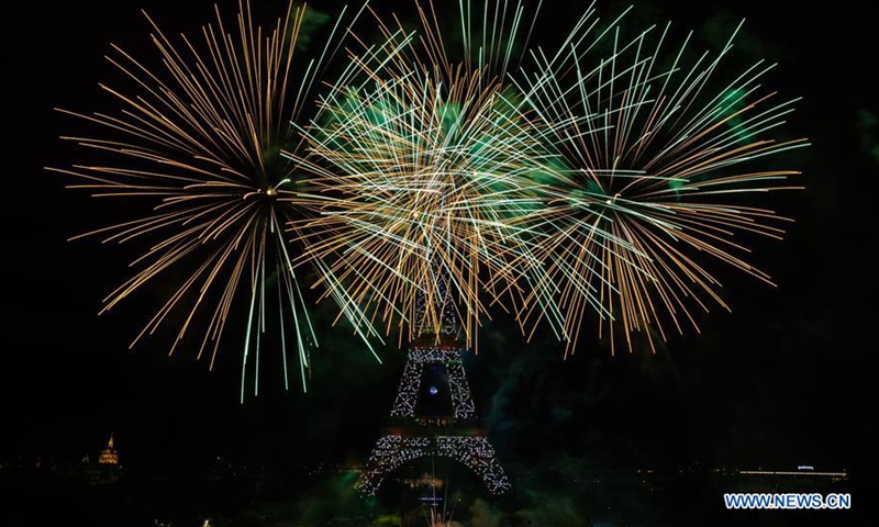Fireworks light up sky over Eiffel Tower to celebrate Bastille Day ...