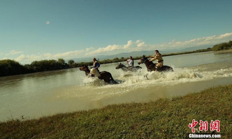 Riders race to catch sheep in Xinjiang wetland - Global Times