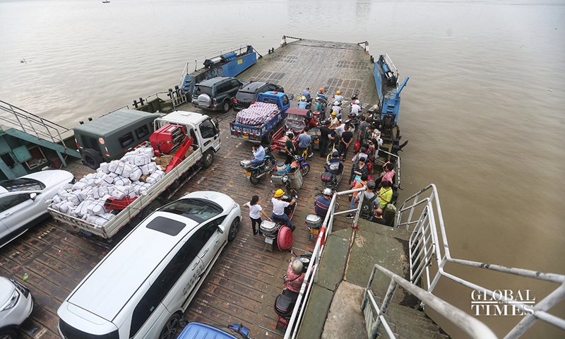 PLA soldiers reinforce embankment in flood hit Jiangxi town - Global Times