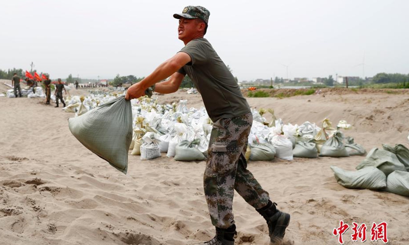 PLA soldiers pitch in to help prevent flooding in Jiangxi - Global Times