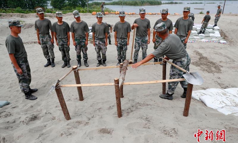 PLA soldiers pitch in to help prevent flooding in Jiangxi - Global Times