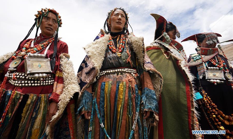 Women wearing Burang clothes in Tibet - Global Times