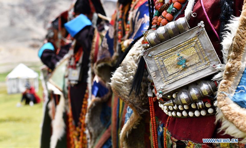 Women wearing Burang clothes in Tibet - Global Times