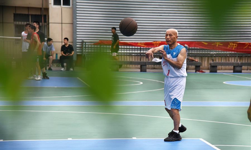 Man in 90s attends basketball training session in E China's Shandong ...
