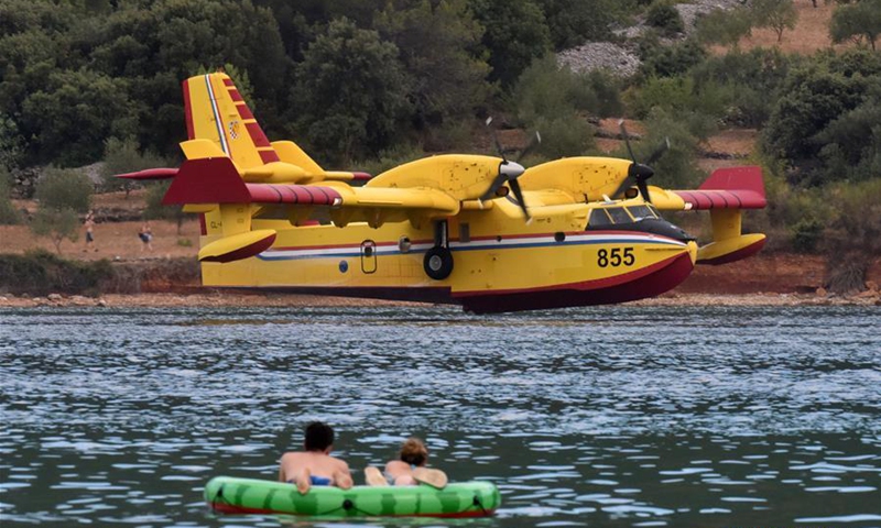 Canadair fire-fighting plane swoops down on Adriatic Sea to pick up ...