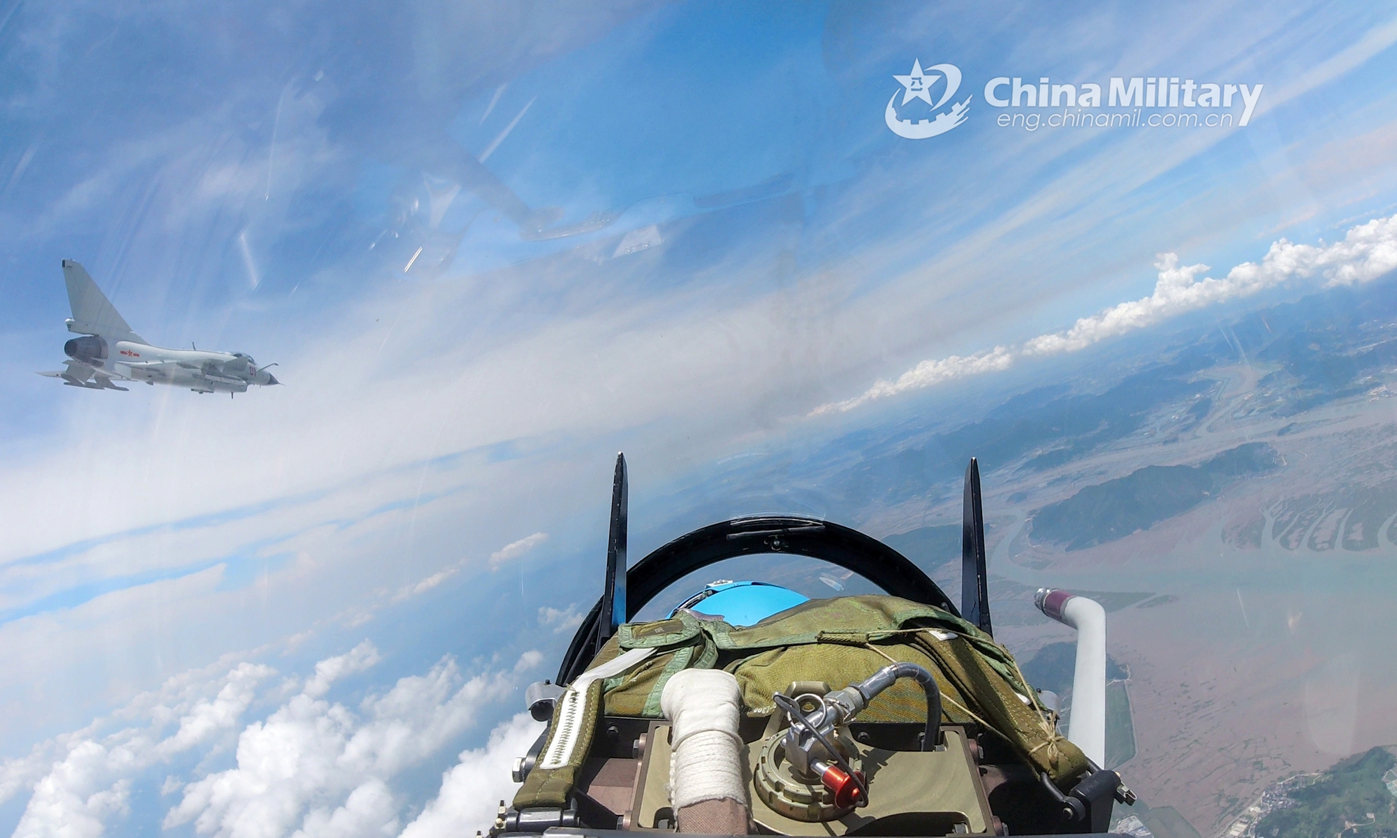 Fighter jets fly in line-abreast formation - Global Times