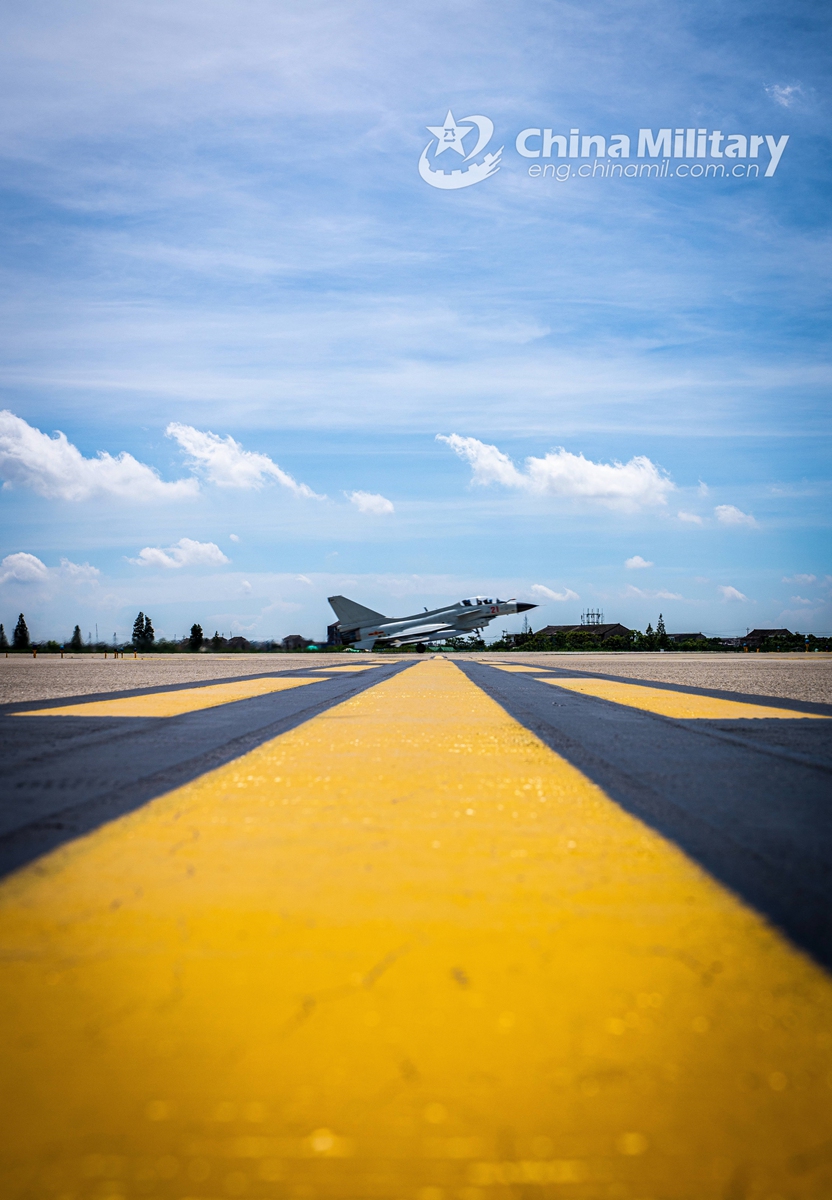 Fighter jets fly in line-abreast formation - Global Times