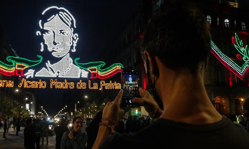 People watch light show at Zocalo Square in Mexico City - Global Times