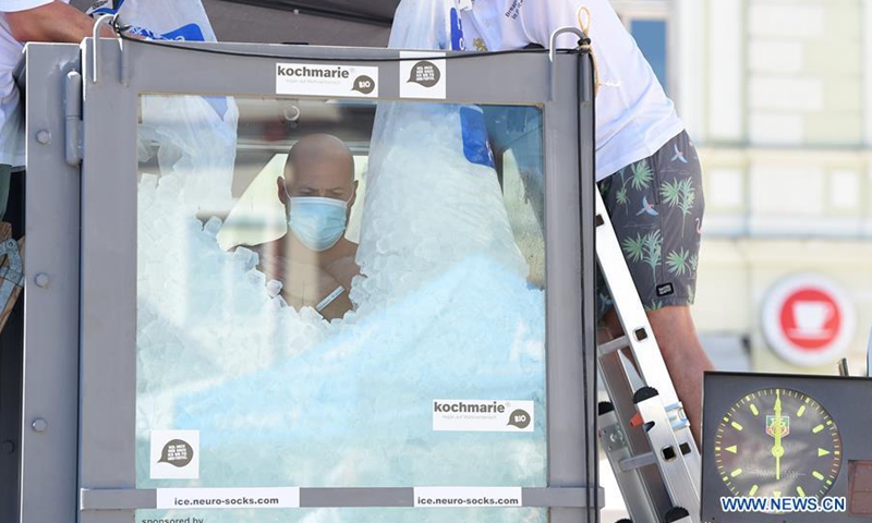 Austrian man spends 2.5 hours in box filled with ice cubes - Global Times
