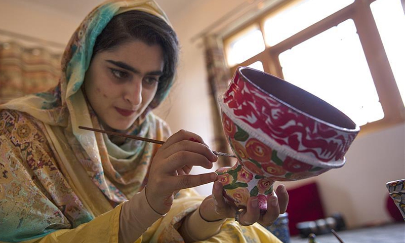 Artist Shafiya Shafi paints on earthen pot in Srinagar city - Global Times